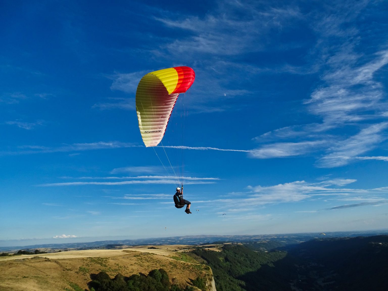 Stage initiation parapente Cantal Auvergne thang-ka-parapente.com